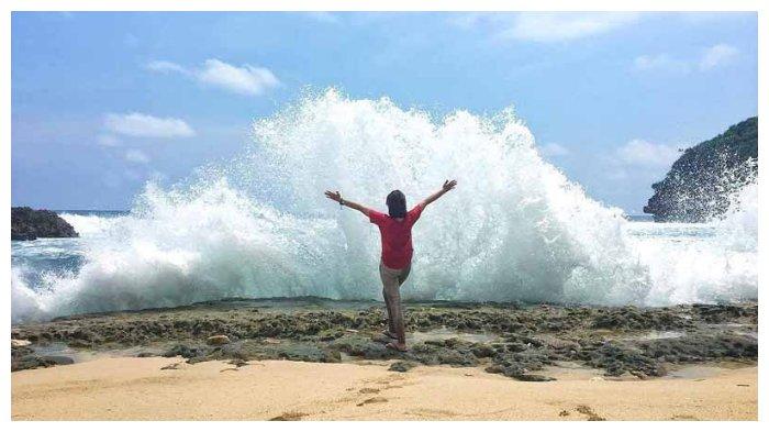 Wisata Pantai Jonggring Saloko Cocok Di Kunjungi - TOPWISATA