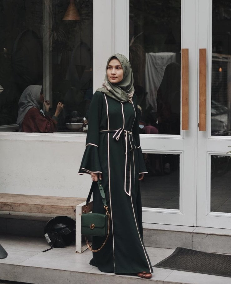 OOTD Bukber Gamis Hitam yang Elegan - TOPWISATA